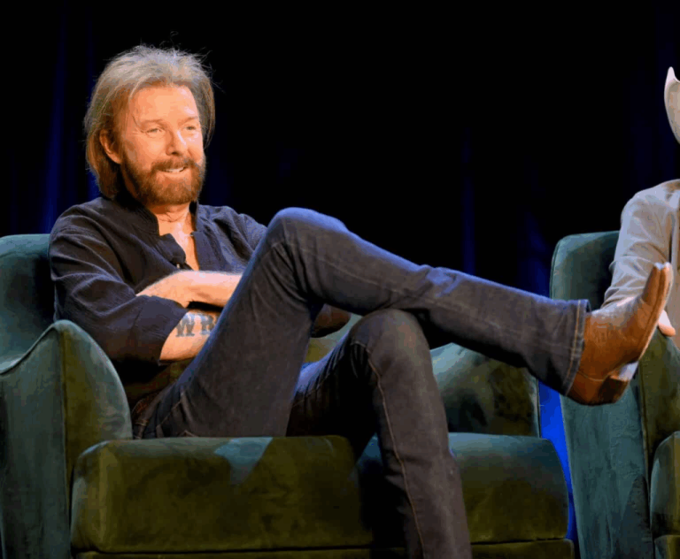 The Crowd Went Silent When Ronnie Dunn Started “Hey Haggard” and Called ...